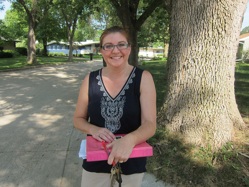 Mason City council candidate Jodi Draper knocks doors this weekend ...