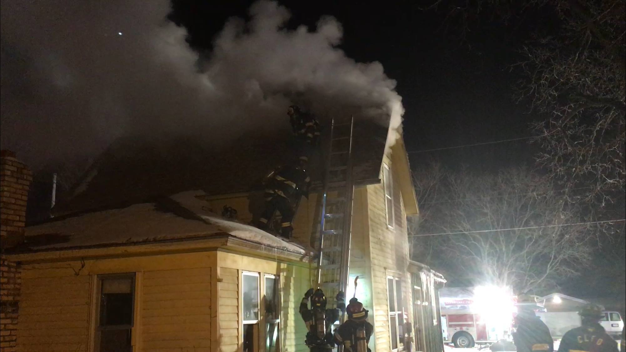 Firefighters battle house fire Thursday morning in Clear Lake ...