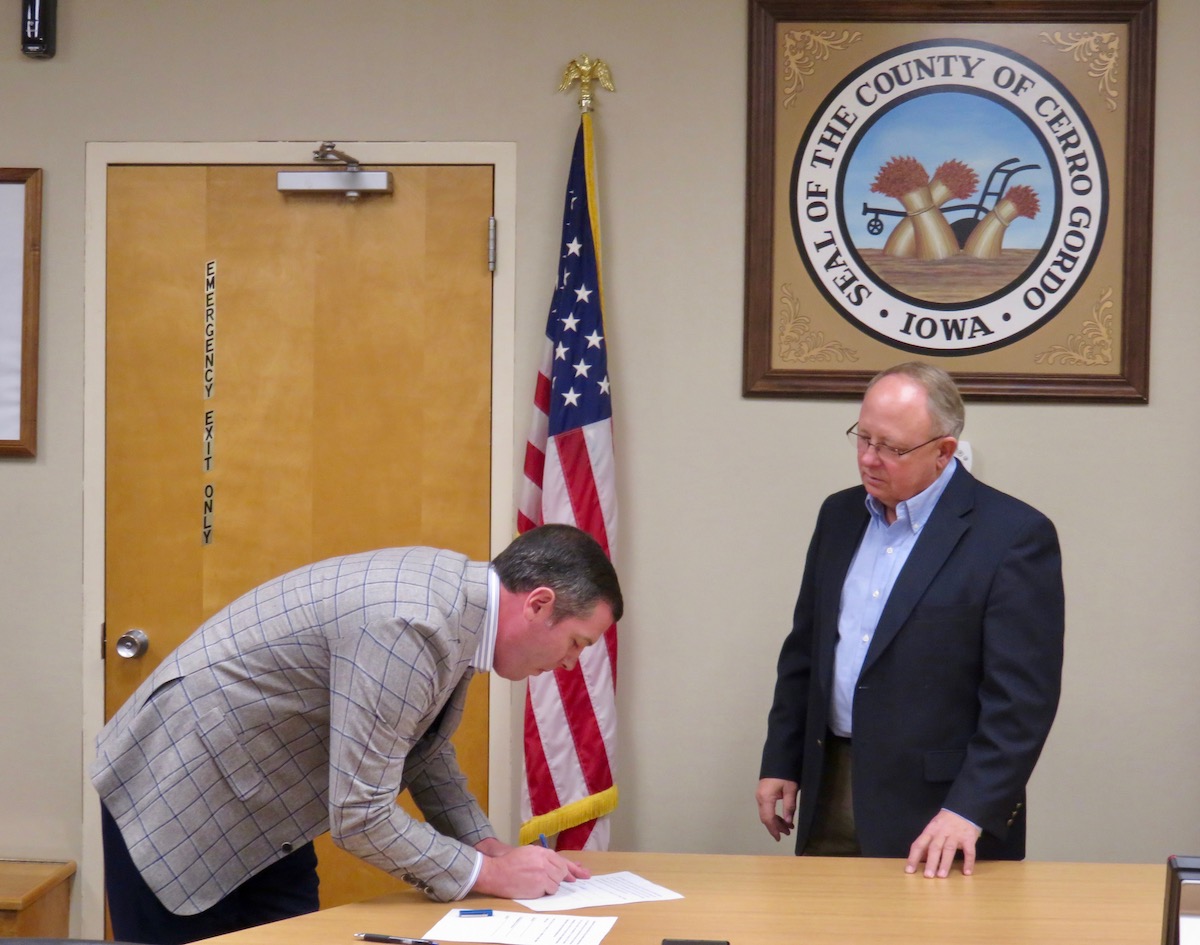 Cerro Gordo county officials take oath of office (video & photos ...