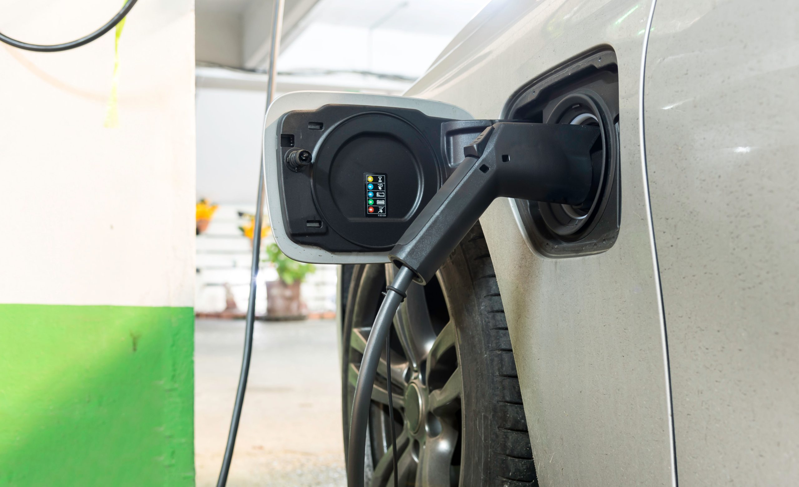 Major automakers announce network of 30,000 electric car charging ...
