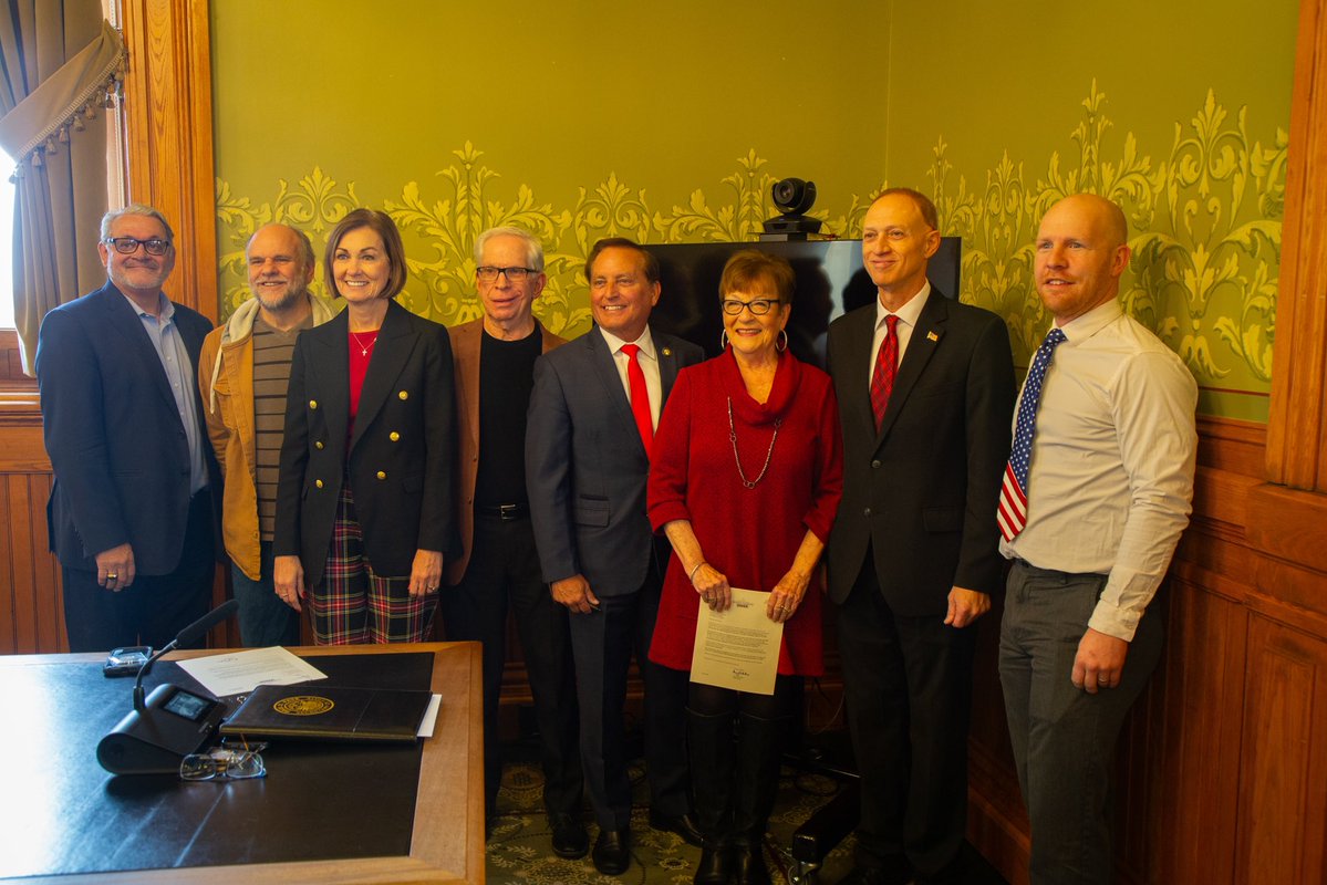 Iowa officials gleefully meet to cast all electors for Trump and Vance ...