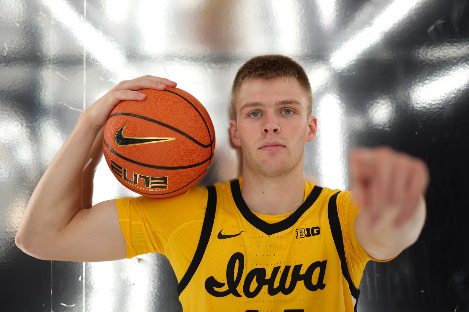 College Basketball: Iowa's Bennett Stirtz named to 10-player preseason ...